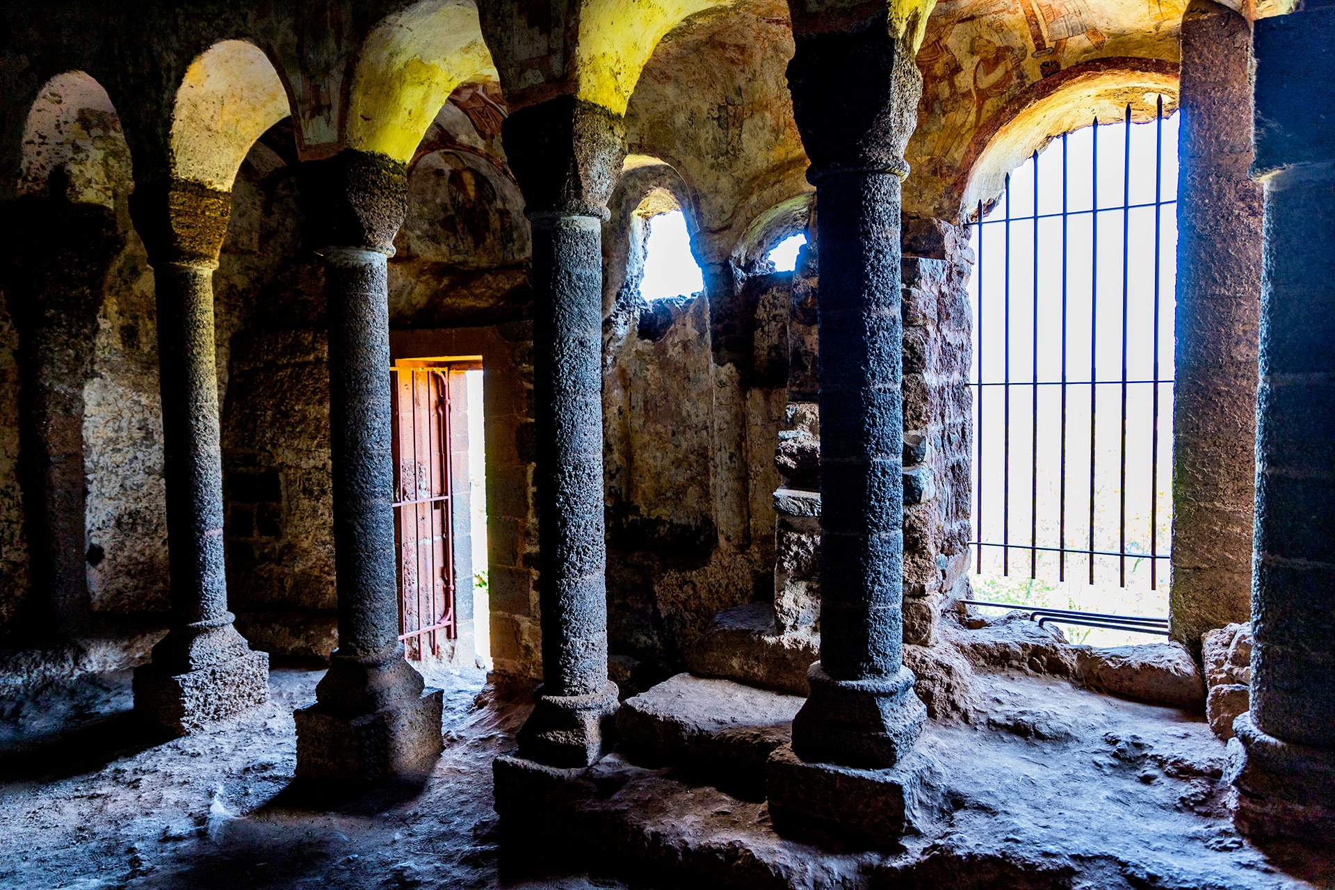 Site troglodytique de Jonas : forteresse creusée au cœur d'un volcan