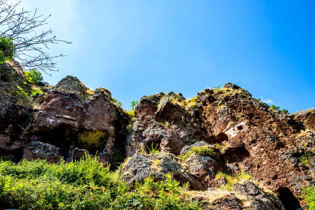 Jonas troglodyte site: fortress dug into the heart of a volcano